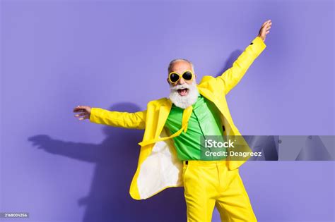 재미 있는 사치스러운 노인의 초상화는 보라색 배경에 고립 된 노란색 양복을 춤추는 것을 즐깁니다 괴짜에 대한 스톡 사진 및 기타 이미지 Istock