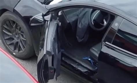 特斯拉 Tesla Model 3 改款新車照片外流，內裝疑似採用新的方向盤 三嘻行動哇 Yipee