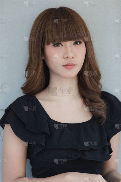 穿黑色衣服的年轻女士