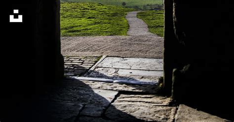 낮 동안 하얀 하늘 아래 푸른 잔디밭 사진 Unsplash의 무료 자연 이미지