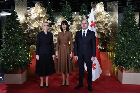როგორ გამოიყურებოდნენ მინისტრების მეუღლეები საზეიმო წვეულებაზე