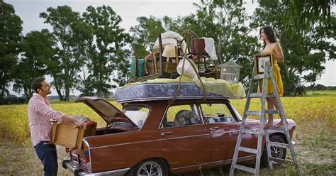 한 남자와 여자가 짐을 싣고 차 옆에 서 있다 사진 Unsplash의 수송 이미지