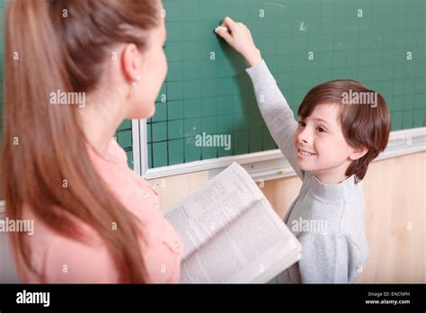 Lehrer und Schüler an der Tafel stehen Stockfotografie Alamy