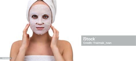 얼굴에 흰색 화장품 마스크를 쓴 샤워 후 한 여성이 광대뼈 주변의 피부를 마사지합니다 건강관리와 의술에 대한 스톡 사진 및 기타