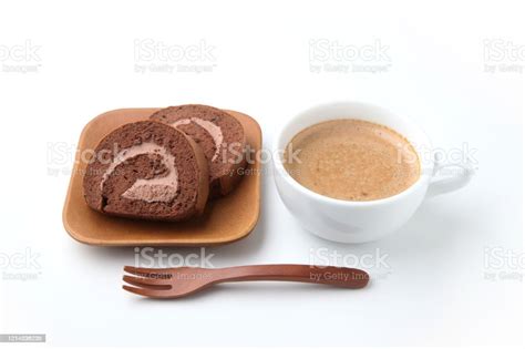 흰색 배경에 고립 된 카페 라떼 컵과 접시에 초콜릿 롤 케이크 0명에 대한 스톡 사진 및 기타 이미지 0명 갈색 달콤한