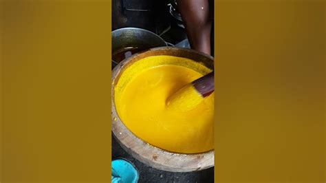 Comment Melanger Le Koki Dans Le Mortier Et Emballer Dans Les Feuille De Banane Shorts Cuisine