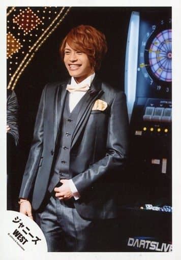 駿河屋 【買取】ジャニーズwest中間淳太膝上・スーツ黒グレー・左手ベルト付近・笑顔・体左向き・ダーツ16初春 コンサート パンフ