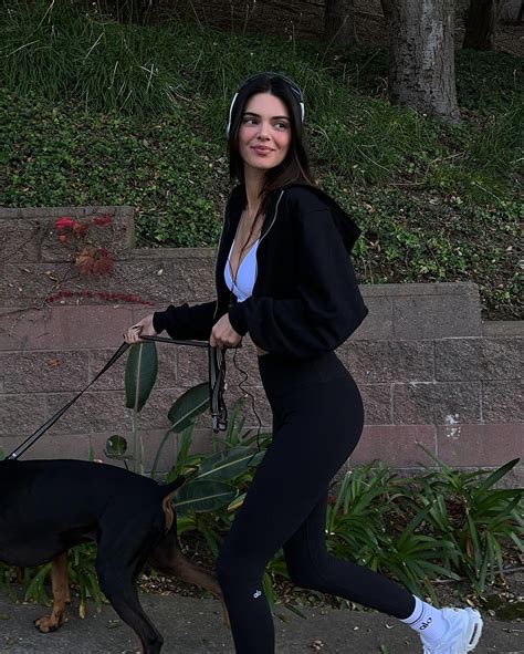 Kendall Jenner Shows Off Rock Hard Abs In Just A Sports Bra And