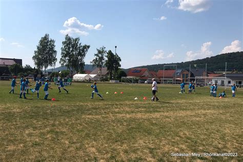 Ein Weltmeister Zu Gast In Kieselbach Kinder Kicken Mit Frank Mill And Axel Sundermann