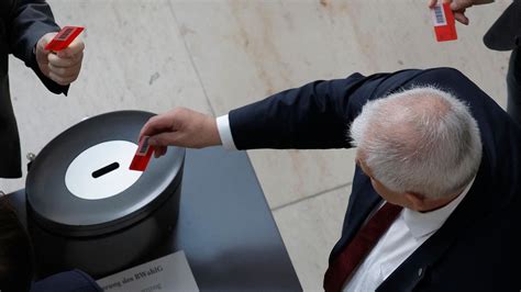 Bundestagsabstimmungen Linke und AfD fehlen am häufigsten tagesschau de