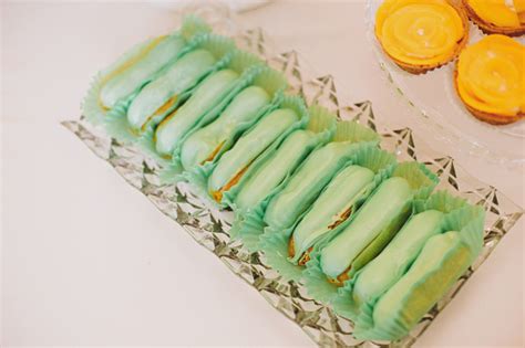 맛 있는 녹색 피스타치오 Eclairs 컵 케이크 디저트와 과자 테이블에 결혼식 피로연에서 파티 세련 된 캔디 바입니다