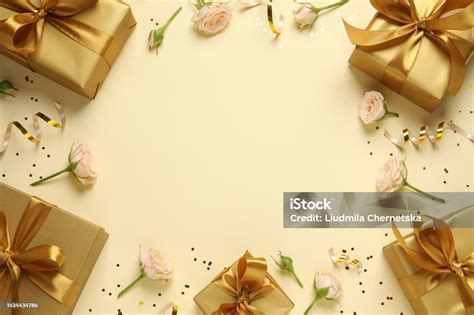 아름답게 포장된 선물 상자 꽃 색종이 조각이 베이지색 배경에 있는 프레임 평평한 누워 텍스트를 위한 공간 0명에 대한 스톡 사진 및 기타 이미지 Istock