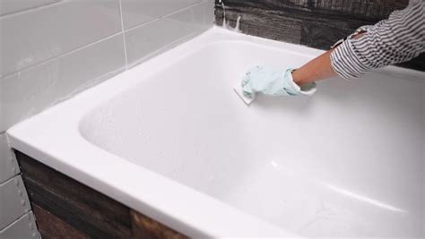 How To Clean Acrylic Fiberglass And Porcelain Bathtubs The Right Way