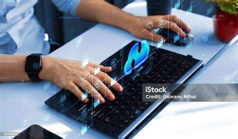 문서를 전송하기위한 디지털 시스템 Ftp 파일 수신기 및 컴퓨터 백업 복사본 파일 공유 아이소메트릭 인터넷 클라우드 기술로