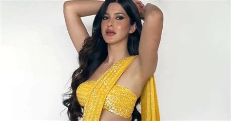 Shanaya Kapoors Sizzling Hot Avatar In Yellow Saree With Skimpy Off