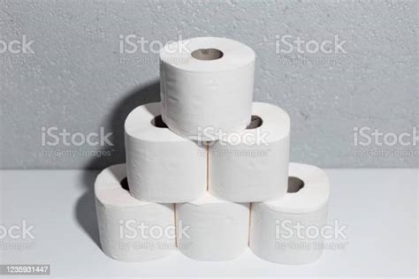 흰색 테이블에 화장지 롤의 클로즈업 색상의 질감 벽 회색의 배경 0명에 대한 스톡 사진 및 기타 이미지 0명 가정 생활