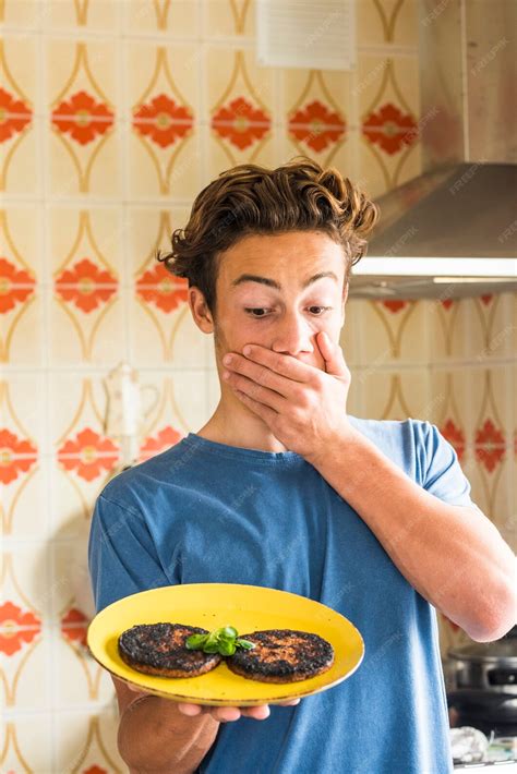 Adolescente Sorprendida Después De Comer Dos Hamburguesas Cocinadas En