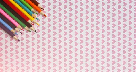 컬러 연필 하트와 귀여운 배경에 누워 학교 개념 돌아가기 다채로운 예술 공부 하 고 과정을 그림입니다 연필으로 그리기 엽서 소원 위한 공간 장소를 복사 합니다 0명에 대한