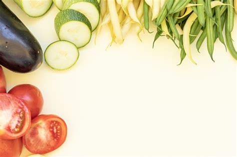 나무 노란색 배경에 다양한 야채 Zucchini 토마토 오이 당근 감자 끈 콩 건강 식품 복사 공간 가지 채소에 대한 스톡 사진 및 기타 이미지 Istock