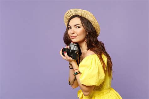 노란 드레스 여름 모자 파스텔 바이올렛 벽 배경에 고립 된 복고풍 빈티지 사진 카메라에 사진을 찍는 멋진 젊은 여자 사람들은 진심으로 감정 라이프 스타일 개념입니다 복사