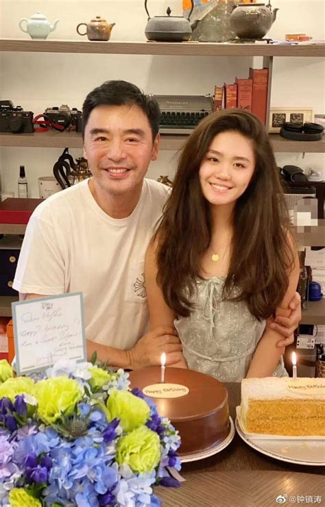 港星19岁女儿正式出道！转眼变大美女！两岸三地群星为她助威钟镇涛钟懿范姜素