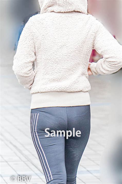 極上激エロレギンス！レースのパンティがしっかり透けてる美尻ギャル！ Beauty Back View