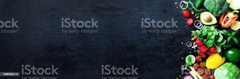 검은색에 신선한 야채 세트입니다 향기로운 나물 양파 아보카도 브로콜리 고추 종 가지 양배추 무 오이 아몬드 Rucola 아기 옥수수 배너 0명에 대한 스톡 사진 및 기타