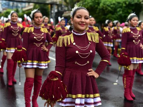 Bastonera Cumple Su Sueño En El Desfile De Independencia