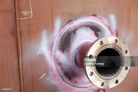 Aplikasi Pengujian Penetrant Cair Tangki Penyimpanan Minyak Dan Bahan