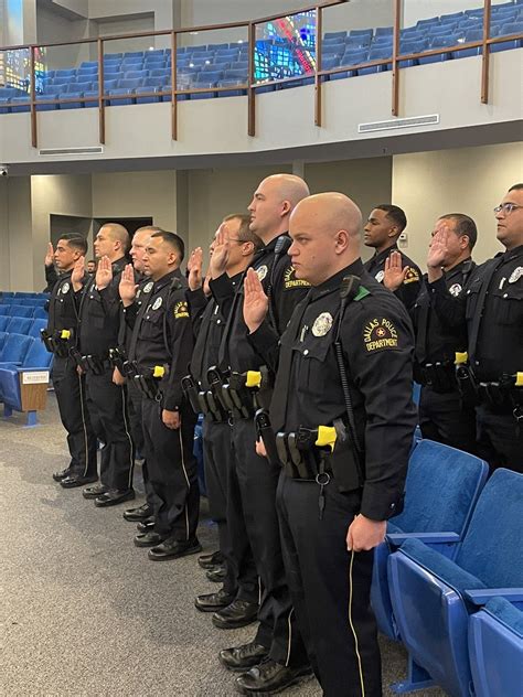 Dallas Police Dept On Twitter Dpdchiefgarcia Leads Class 384 In Their Oath Of Office