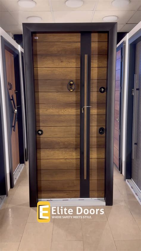 دابل حماية دابل أمان🔒🚪 باب مصفح دبل، يجمع بين قوة الباب المصفح والأمان الإضافي لشبكة الحماية