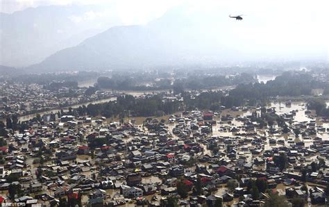 Kashmir Floods Sees Over 450 Dead And 300000 Stranded Daily Mail Online