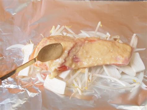油を使わないヘルシーな蒸し料理！鮭の味噌マヨホイル蒸し焼き｜レシピル