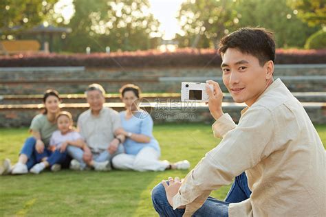 室外给家人拍照的男性高清图片下载 正版图片507711202 摄图网