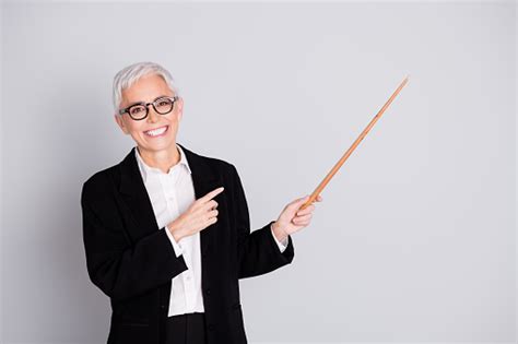 사랑스러운 연금 수급자 숙녀 스타트 업 보스 홀드 포인터 스틱 빈 공간 옷을 입은 Formalwear 사양이 회색 배경에 고립 된 사진 55 59세에 대한 스톡 사진 및