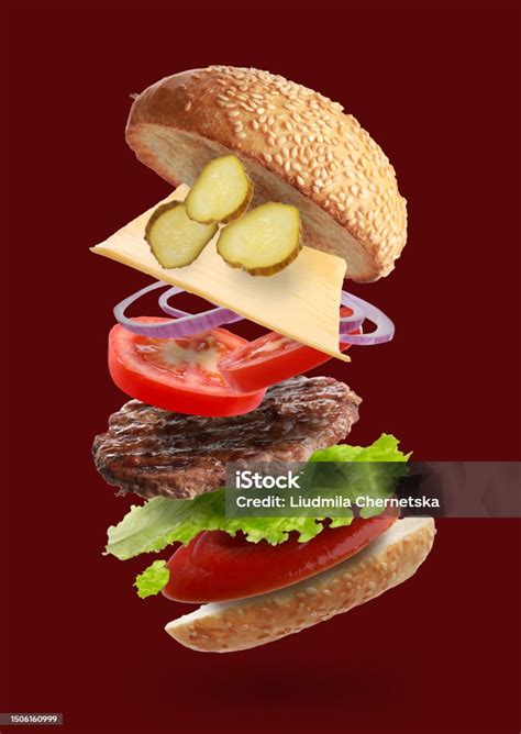 짙은 빨간색 배경에 다양한 비행 재료를 사용한 맛있는 햄버거 0명에 대한 스톡 사진 및 기타 이미지 0명 건강한 생활방식 건강한 식생활 Istock