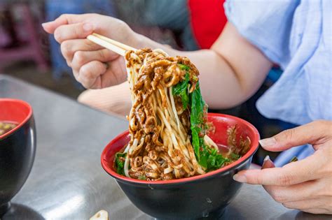 連招牌都斑駁的老舊鐵皮屋，竟然是超高人氣牛肉麵店？
