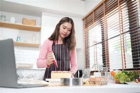M E E Filha Na Cozinha No Conceito De Fam Lia Feliz Do Trailer Foto Premium