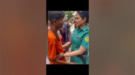 প্রকাশ্যে চুমু খেলেন ভক্ত Kiss Public Place Youtube