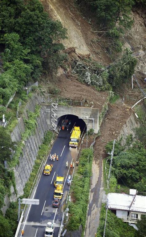 中央道で土砂崩れ 大月ic、復旧めど立たず 読んで見フォト 産経フォト