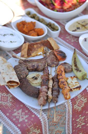 맛 있는 믹스 고기와 치킨 케밥 정원에서 키프로스 Meze 및 Kebap 바베 큐 파티 0명에 대한 스톡 사진 및 기타 이미지