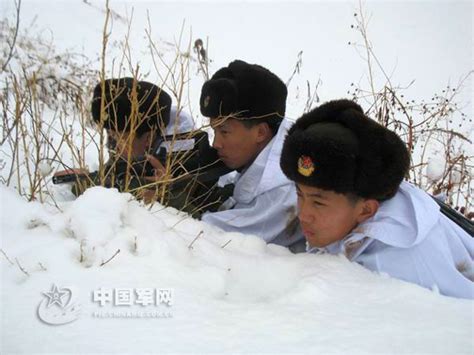 图文：军人身着白色雪地伪装服潜伏待机新浪军事新浪网
