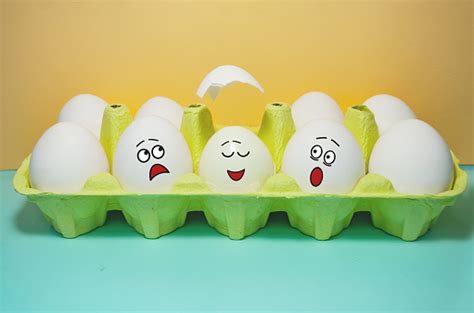 상자에 다른 얼굴 표정과 얼굴과 재미 계란 거룩한 계란 부활절 파스텔 색상 0명에 대한 스톡 사진 및 기타 이미지 0명