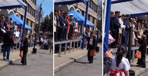 Madre Desesperada Busca A Su Hijo Desaparecido En Pleno Desfile De