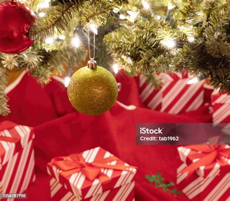 밝은 전나무와 메리 크리스마스 또는 새해 복 많이 받으세요 테마에 대한 배경에 선물 황금 공 장식 0명에 대한 스톡 사진 및 기타 이미지 Istock