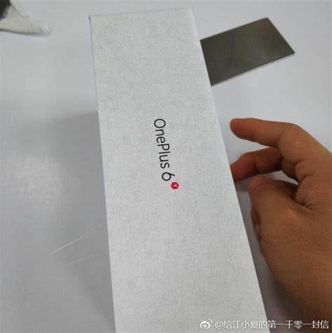 疑似一加6t包装盒现身，拥有屏幕指纹技术与水滴屏