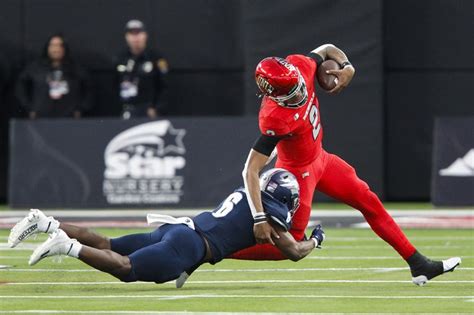 Unlv Football Beats Unr Unlv Rebels Quarterback Doug Brumfield 2