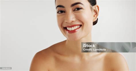 아름다움 메이크업 및 빨간 립스틱 와 화장품 피부과 및 광채를 위한 스튜디오에서 여자의 초상화 자기 관리 미학 및 광택 얼굴 및 스파를 위해 흰색 배경에 사람과 미소 25