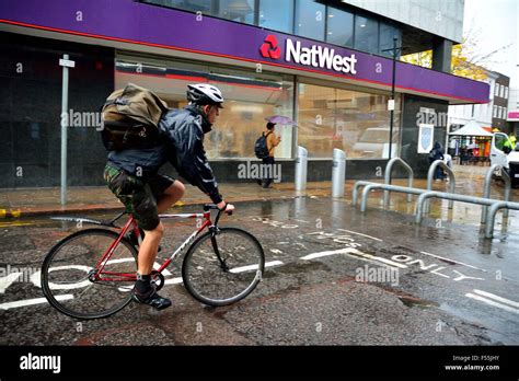 Radfahren Im Regen Stockfotos Und Bilder Kaufen Alamy