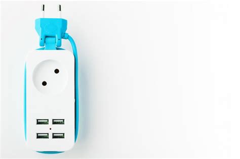 전화 및 전자 장치 충전 용 흰색 Usb 포트가있는 확장 소켓 빨간색 전원 코드 프리미엄 사진